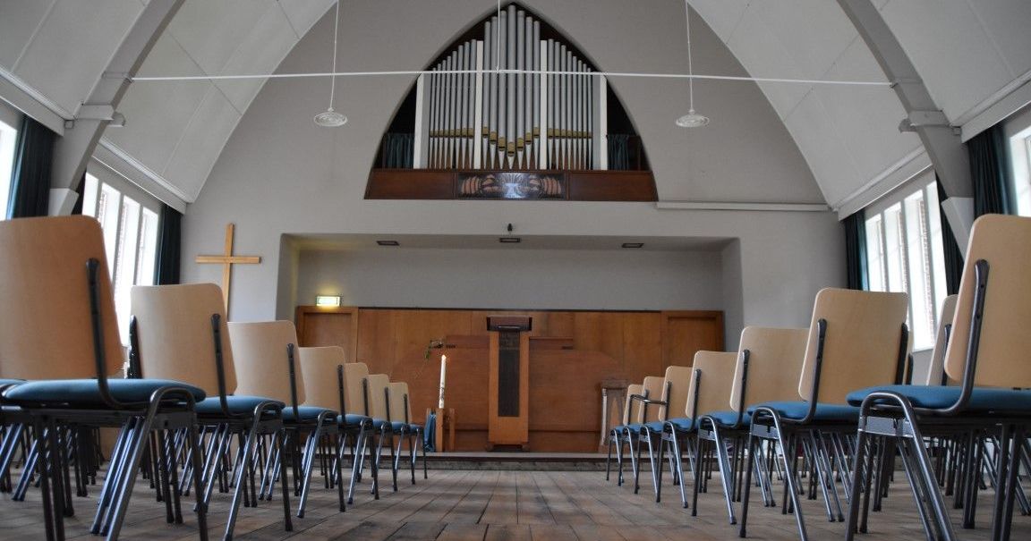 Nieuwe stoelen voor de kerk in Drijber